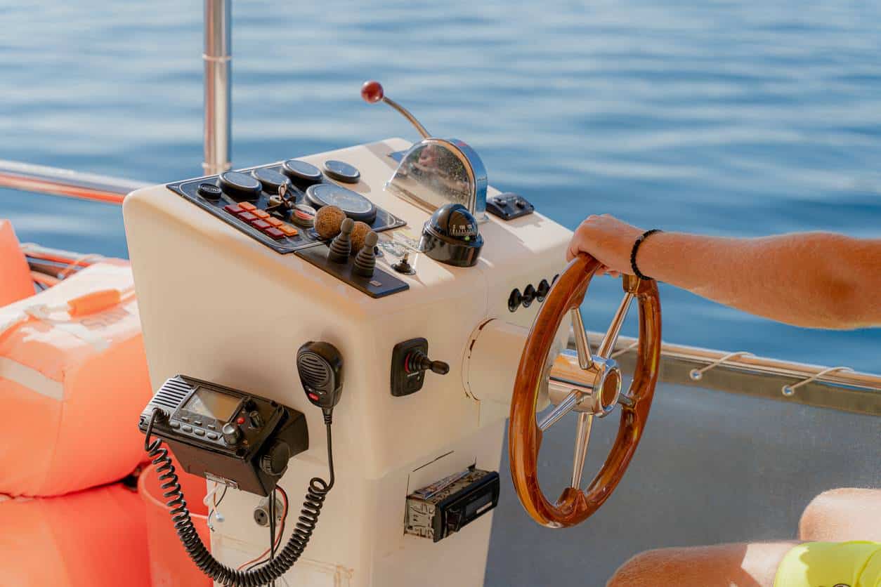 Navigation en haute mer, quel système de communication choisir ? - Ist ...